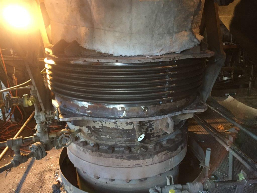 Installing clam shell bellows on leaking 52″ FCC unit on line temp. is ...